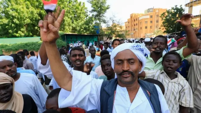 مظاهرات السودان مئات الآلاف يخرجون في احتجاجات تطالب بحكم مدني للبلاد