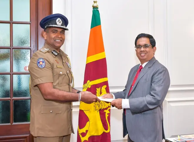 පොලිසියේ ලොකු පුටු මාරුවෙන් කාන්තා නිලධාරිනියන්ට ලොකු වගකීම් - BBC News ...