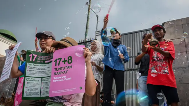 Tragedi Stadion Kanjuruhan: Menit-menit mematikan, ‘jeritan, tergeletak pingsan, tak bernyawa ...