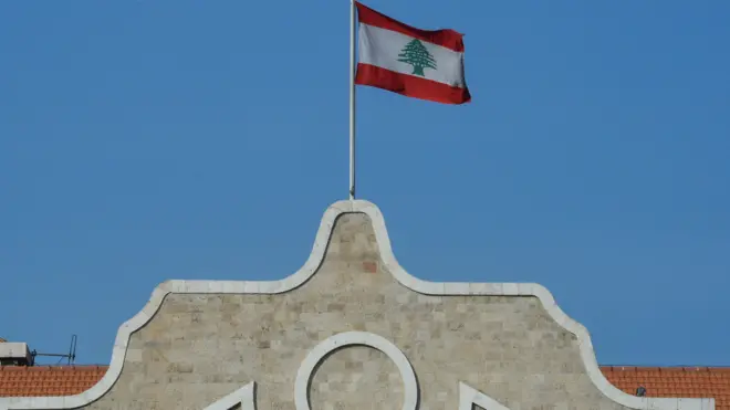 پرچم لبنان بر سر در ساختمان دولت لبنان