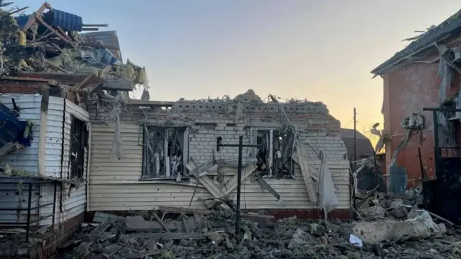 ロシア・クルスク州スジャの損壊した家屋。ロシア当局はウクライナ軍が同町に空爆したとしている