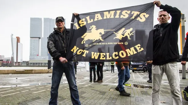 Aşırı sağcı Pegida örgütü iftar saati Hollanda'daki camilerin önünde ...