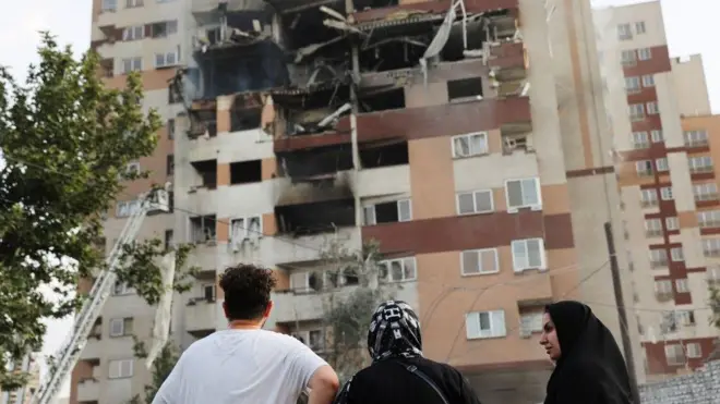 Izraelski napad na Iran: Snimci eksplozija i zgrada u plamenu u Teheranu - BBC News na srpskom