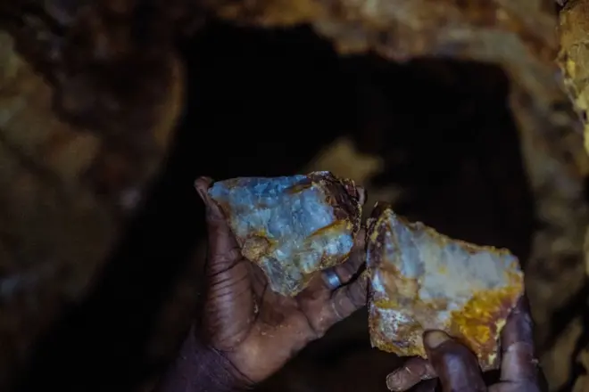 Les mines illégales d'Afrique du Sud : Des enfants à qui l'on promet de ...