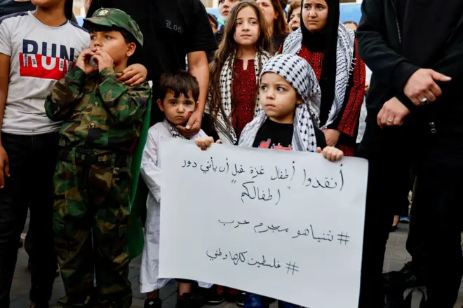 حرب غزة بي بي سي تتحدث إلى شهود عيان حول ما خلفه قصف المستشفى العربي