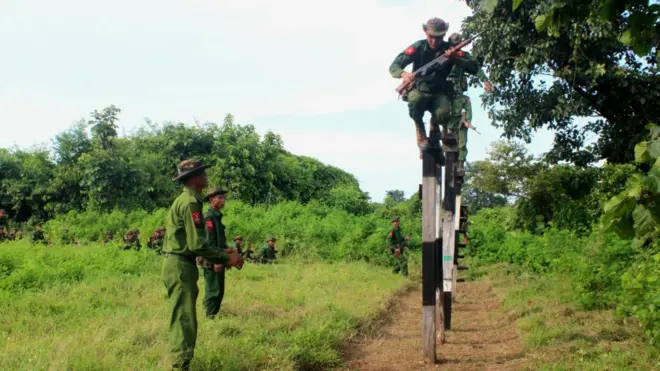 အေအေ၊ KNU/PDFနဲ့ စစ်တပ်တို့ကြားက ပဲခူးစစ်ရေးအရွေ့ - BBC News မြန်မာ