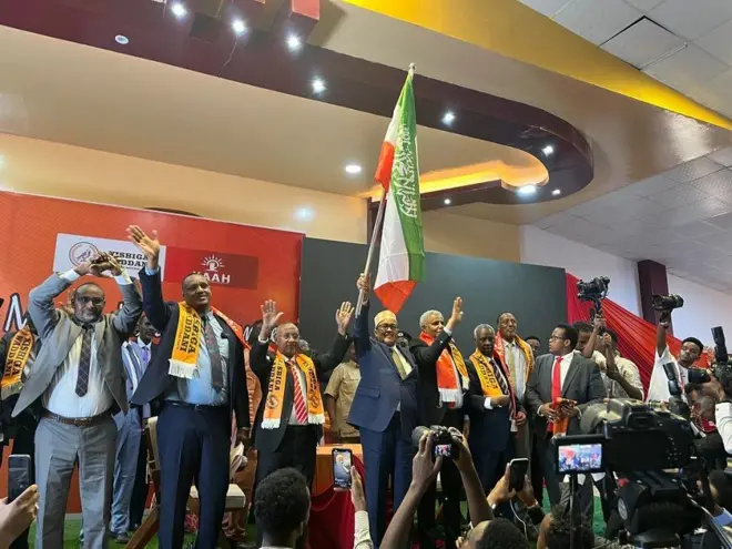 Maxaad ka taqanaa Maxamuud Xaashi, siyaasiga ay 'Jookarka' ugu yeeraan ...