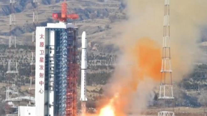 Muxuu dalka Soomaaliya deriska la ah ka faa'iidayaa dayax-gacmeedka uu ...