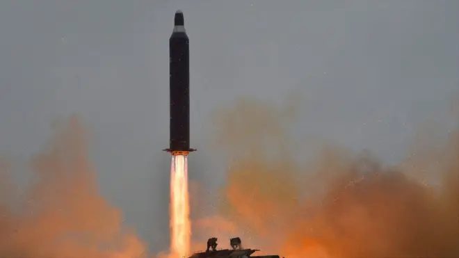 北朝鮮が中距離弾道ミサイル発射か 日本上空を通過し太平洋へ Bbcニュース