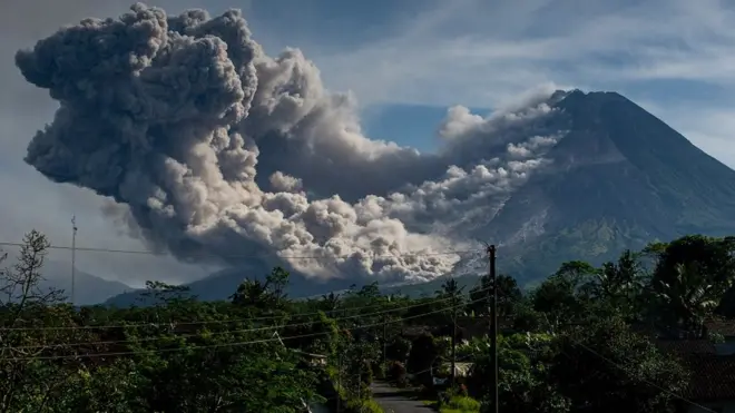 Gunung Semeru meletus: Rangkaian foto erupsi dan dampaknya - BBC News Indonesia