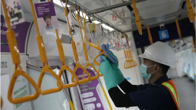 Virus corona: Wartawan dengan gejala Covid-19 meninggal usai 'ditolak' RS rujukan, mengapa ...