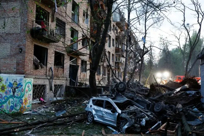 Najmanje 15 mrtvih u velikom ruskom napadu na Kijev - BBC News na srpskom