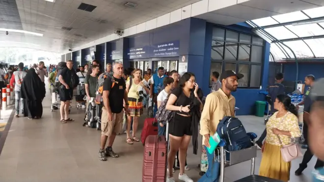 UL 607 SriLankan: ‘මෙහෙම දෙයක් කවදාවත් වෙලා නැහැ’; ගුවන් යානය තුළ සිදුවුණේ කුමක් ද? - BBC News සිංහල