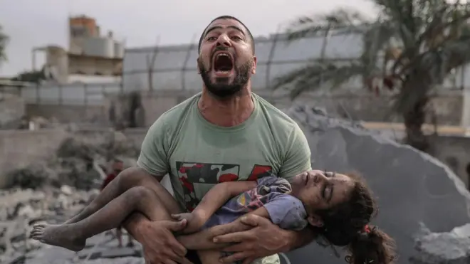 Gaza: Kesaksian orang tua yang kehilangan dua putra imbas ledakan Rumah Sakit Al-Ahli - BBC News ...