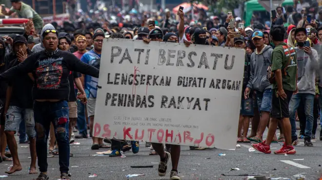 Demo Pati: Bupati Sudewo diperiksa KPK warga serukan agar dirinya tangkap, 'Kami ingin punya ...