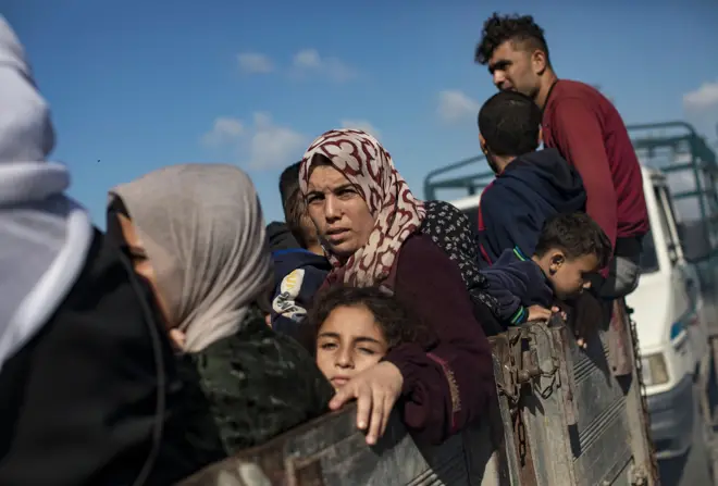 Israel-Hamas: Petugas medis Gaza mengaku kepada BBC disiksa tentara Israel - 'Mata ditutup ...