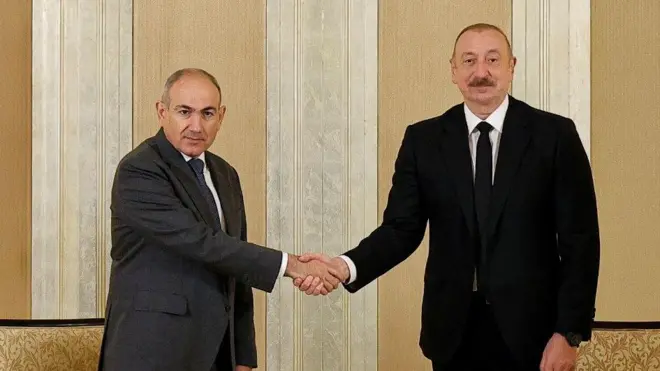 Пашинян и Алиев пожимают руки