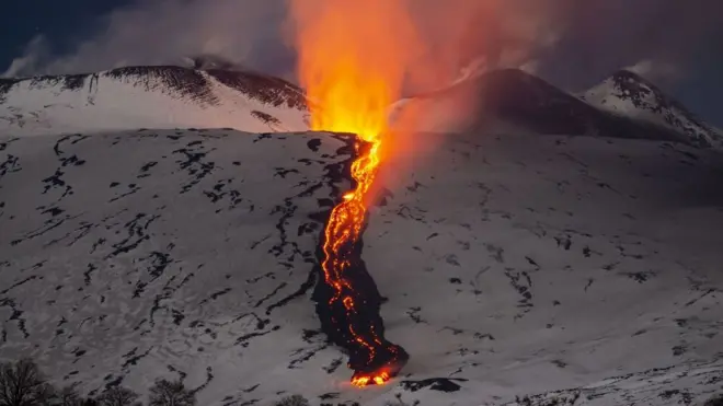 Erupcija Etne: Vulkan izbacivao pepeo 6,5 kilometara u vis - BBC News ...