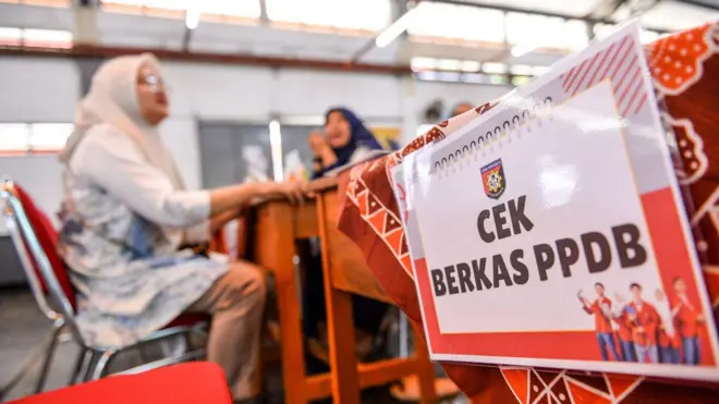 SPMB: Kemendikdasmen resmi ganti PPDB jadi SPMB 2025 – Apa perbedaannya? - BBC News Indonesia