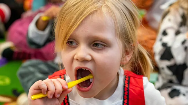 Zašto nije uvek najbolje prati zube dva puta dnevno - BBC News na srpskom