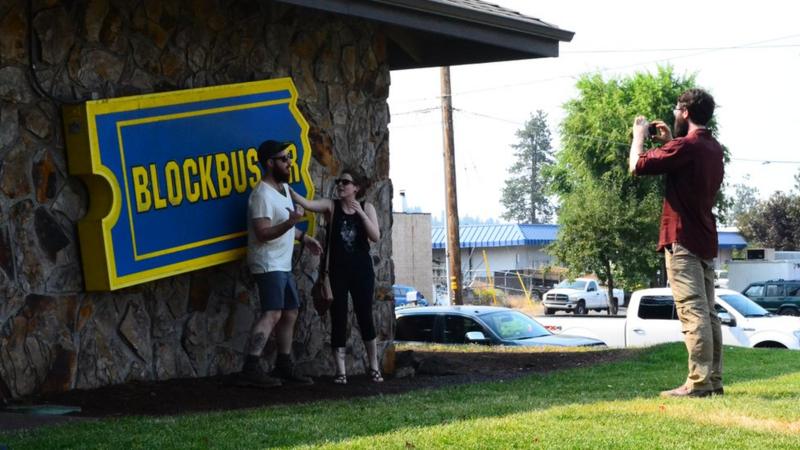 Cómo sobrevive la última tienda de Blockbuster (a pesar de que la ...