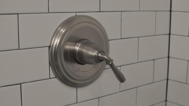 ¿De verdad tienen las duchas frías beneficios para la salud? - BBC News ...