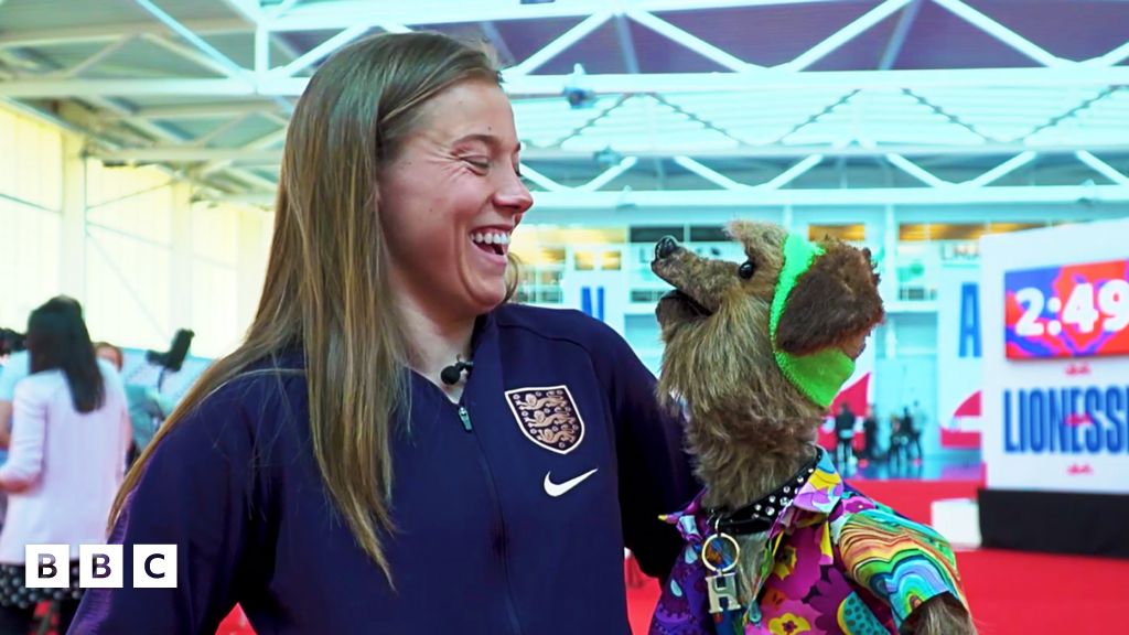 Hacker Meets England Football Team Lionesses - CBBC