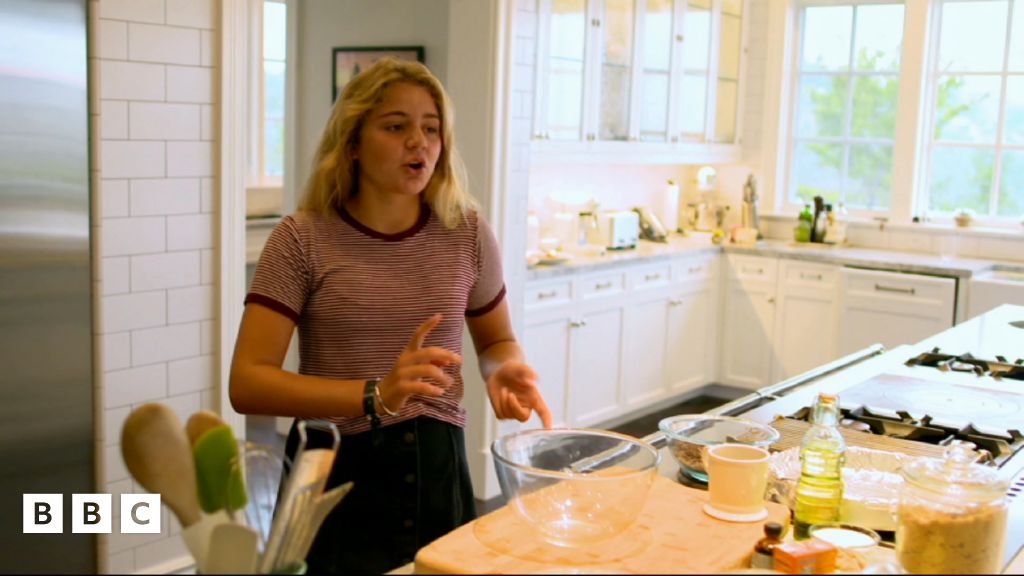 Tilly welcomes a surprise guest - CBBC