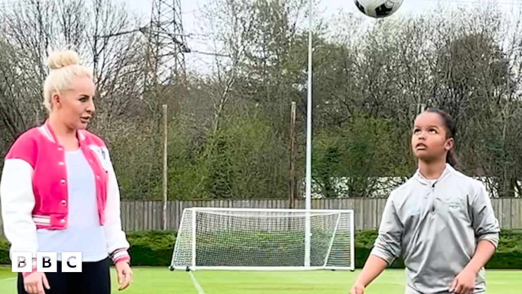 Liv Cooke Football Skills: Crossovers - CBBC