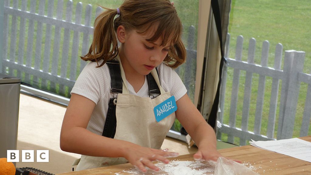 Annabel's Bonfire Night Cake - CBBC
