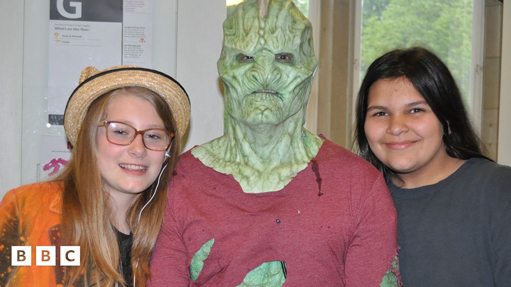 Robot vs Lizard - CBBC