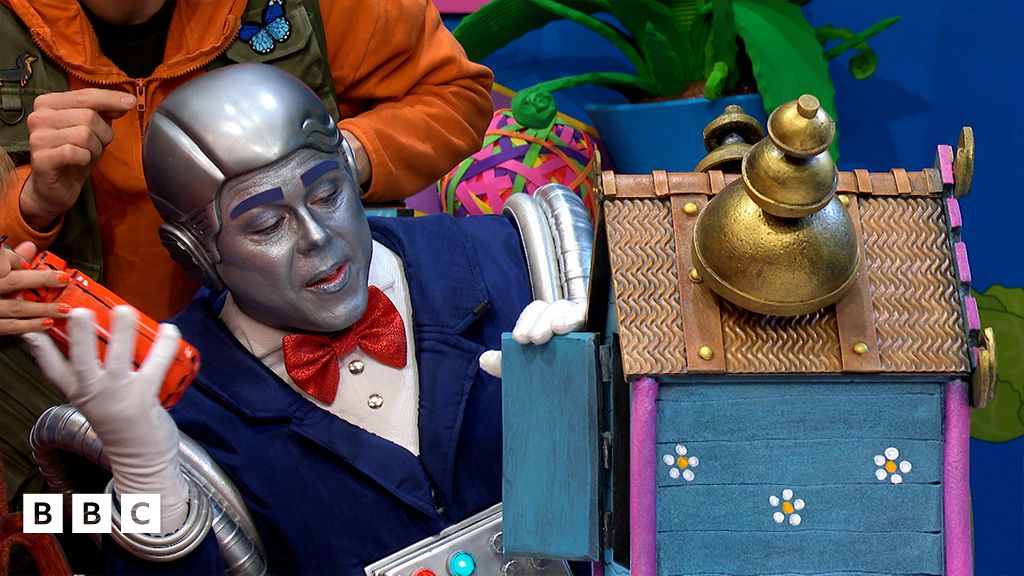 Can Robert fix the clock, quietly? - CBeebies