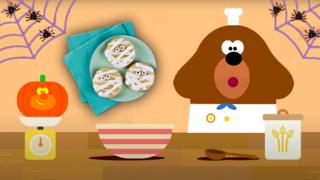 Hey Duggee easy cookie recipe for spooky mummy Halloween snacks - CBeebies