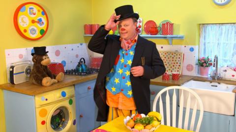 Meet Lord Tumble - Meet Mr Tumble and Friends - CBeebies