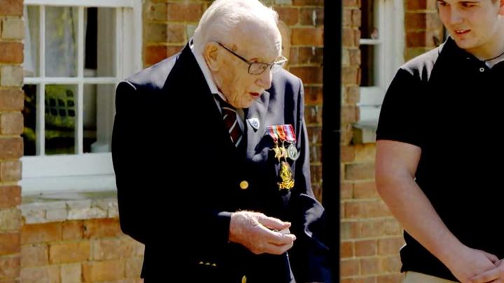 Captain Sir Tom Moore gets a Gold Blue Peter badge - CBBC - BBC