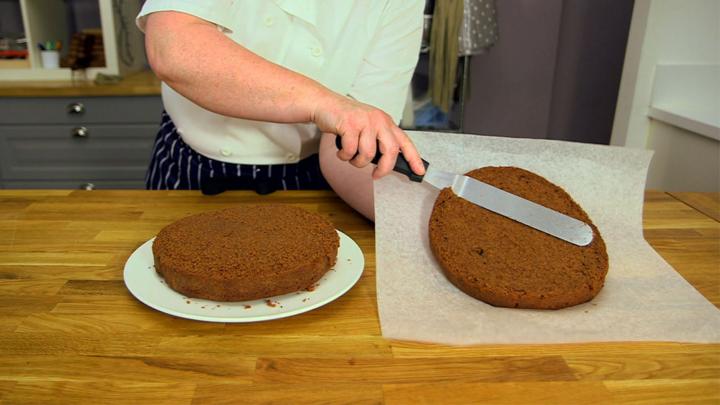 How to layer a cake - CBBC - BBC
