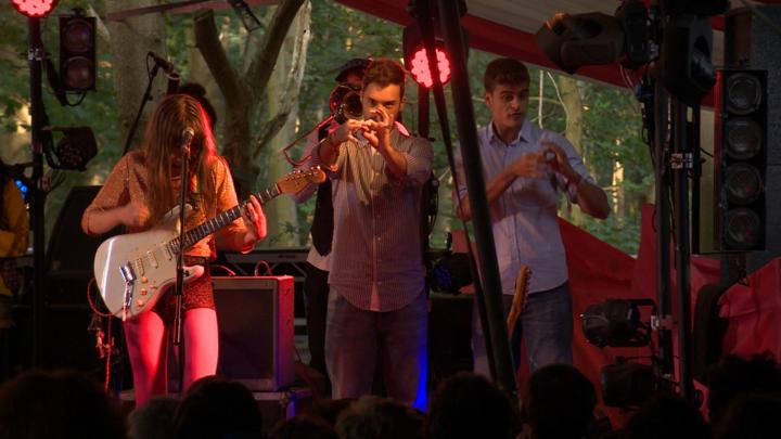 Barney Performs a Song with Sign Language - CBBC - BBC