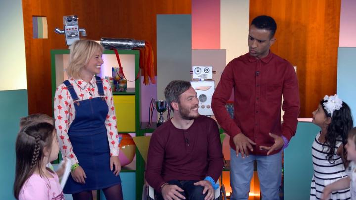 Robot Freeze Game - CBeebies - BBC