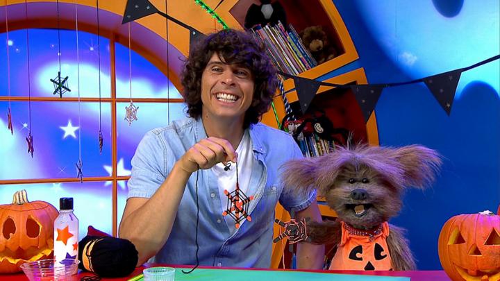 Easy and cheap DIY indoor Halloween decoration idea: Hanging spider web ...