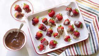 Chocolate-covered strawberries recipe - BBC Food