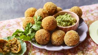 Pakistani spicy potatoes (aloo bhujia) recipe - BBC Food