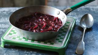 Red wine gravy recipe - BBC Food