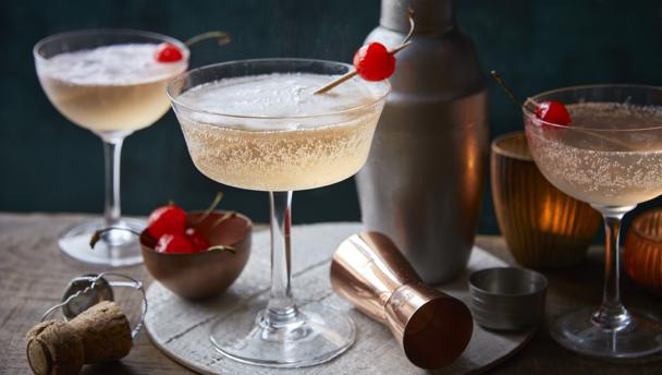 Old-fashioned whisky cocktail recipe - BBC Food