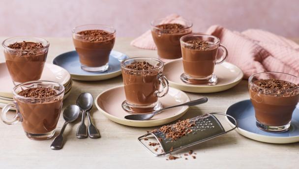 No-bake Advocaat and ginger cake recipe - BBC Food