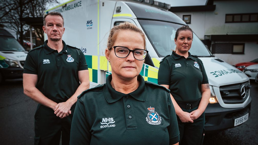 BBC Scotland - Paramedics on Scene
