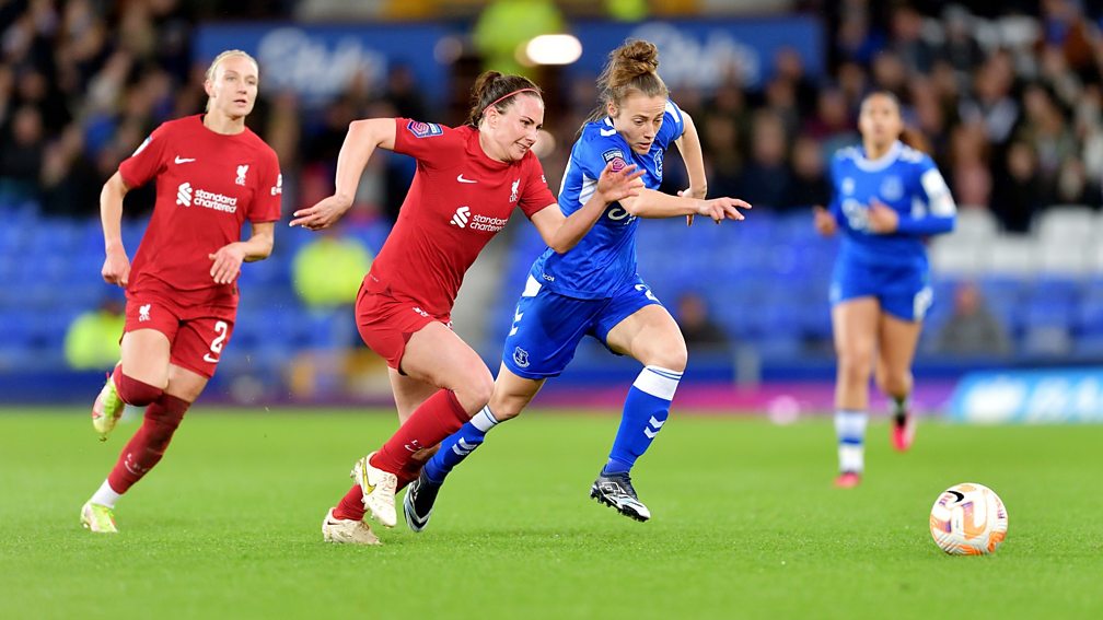 BBC World Service - Outlook, Meet the beekeeper making honey on Paris' rooftops