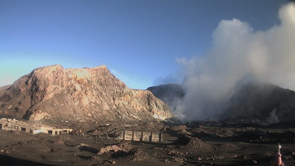 BBC Two - Volcano Live - Live volcano webcams