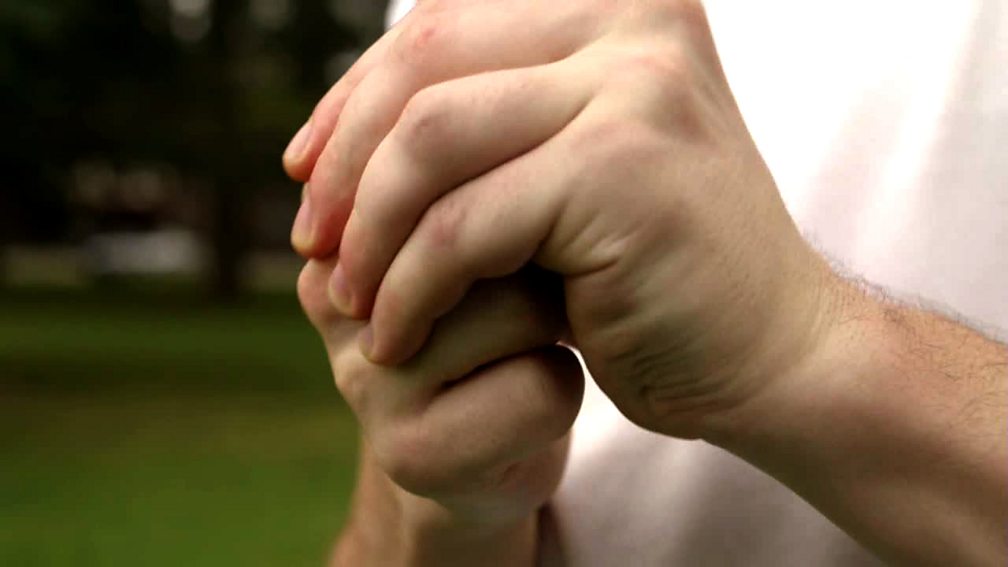 BBC Two - Trust Me, I'm a Doctor, Series 1 - Will cracking my knuckles ...