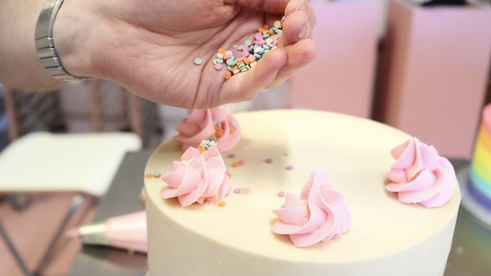 How to make fun party cakes - BBC Food