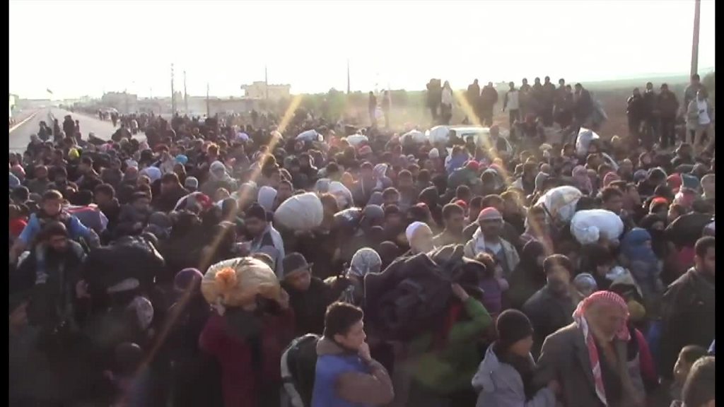 トルコ国境のシリア難民 容赦ない空爆逃れて - BBCニュース